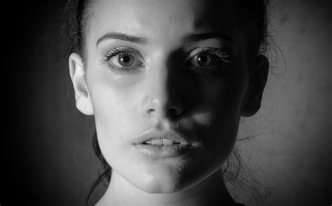 무료 이미지 검정색과 흰색 사람들 소녀 화이트 사진술 초상화 모델 어둠 니콘 검은 단색화 표정 미소 검정 흰색 닫다 얼굴 눈 머리 피부