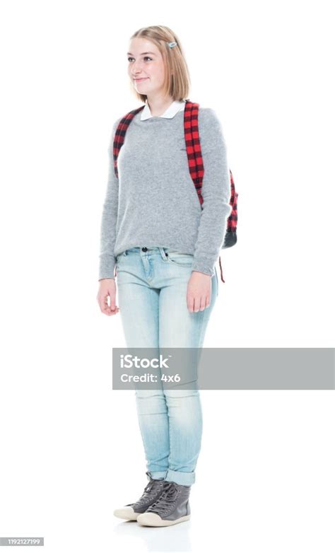 전체 길이측면 보기프로필 보기 1617 세 아름 다운 금발 머리 세대 Z 젊은 여자여자 십 대 여자학생고등학생중학생 서 있는