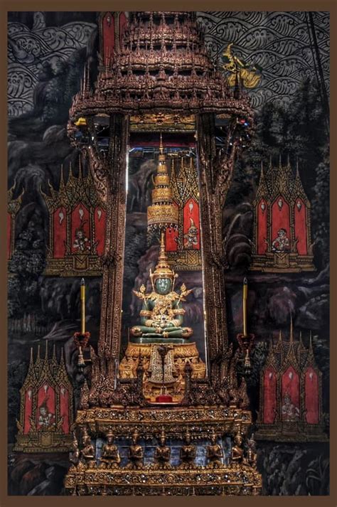 พระพุทธมหามณีรัตนปฏิมากร พระแก้วมรกต พระพุทธปฏิมาศักดิ์สิทธิ์คู่บ้านคู่เมือง ประดิษฐานภายในพระ