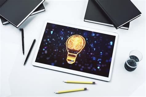 현대 디지털 태블릿 화면의 미래 기술 개념 상위 뷰 3d 렌더링에 인간의 두뇌가 있는 창의적인 전구 그림 프리미엄 사진