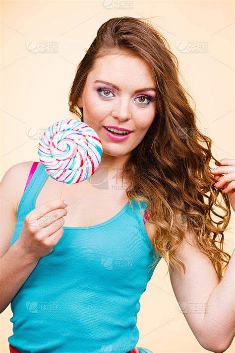 拿着棒棒糖的快乐女孩