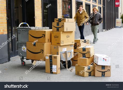 2429 Imágenes De Amazon Parcel Box Imágenes Fotos Y Vectores De Stock Shutterstock