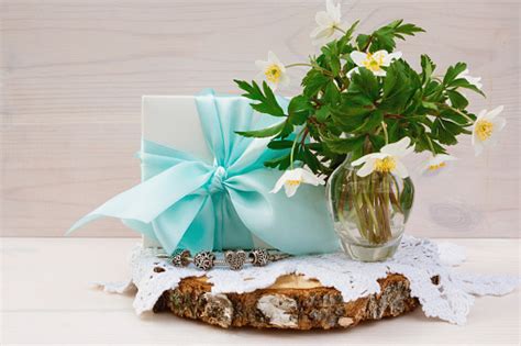 선물 상자 리본 매력 팔찌와 유명한 보석 브랜드의 빈 장소 비문 또는 텍스트에 대 한입니다 엽서는 휴가 대 한입니다 먼저 Flowes 봄 사랑 엄마입니다 개념에 대한 스톡