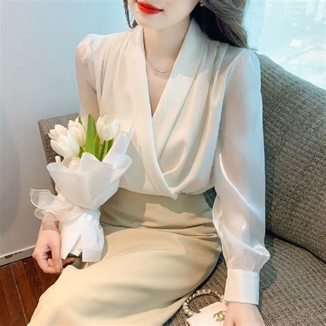 맘기스 봄 가을 화이트 셔링 새틴 브이넥 하객 정장 블라우스 르뚜앙