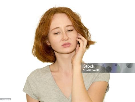 그녀의 이빨에 끔찍한 고통을 가진 젊은 여자의 초상화 스튜디오에서 흰색 배경에 고립 여자에 대한 스톡 사진 및 기타 이미지 여자 치통 개념 Istock