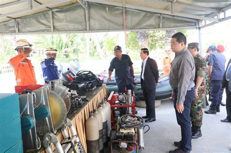 លោក ហង្ស សាមឿន ប្រគល់ទទួលសម្ភារសង្រ្គោះក្រោមផ្ទៃទឹក ជូនដល់បញ្ជាការដ្ឋានទ័ពពិសេស កងទ័ពជើងគោក