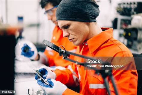 로봇 팔 기계의 부품을 확인하고 수리하는 전문 엔지니어 개발에 대한 스톡 사진 및 기타 이미지 개발 건설 기계류 건설