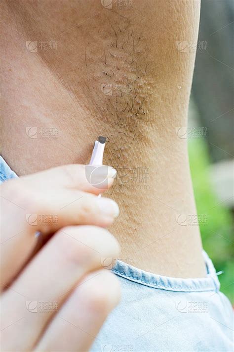 腋下拔毛，双手刮腋下毛，或用镊子拔腋下毛。素材 花瓣网