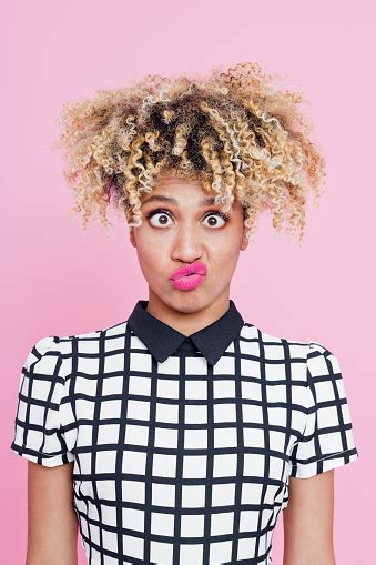 재미있는 얼굴을 만드는 혼란 스러운 아프리카 미국의 젊은 여자의 초상화 여자에 대한 스톡 사진 및 기타 이미지 여자 한 명의 여자만 유머 Istock