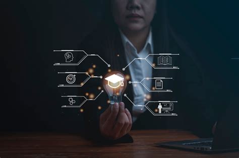 졸업 모자를 들고 있는 여자 인터넷 교육 과정 학위 공부 지식 창의적 사고 아이디어 및 문제 해결 솔루션을 보여주는 여성 E러닝 대학원 수료증 프로그램 개념 시험 결과에