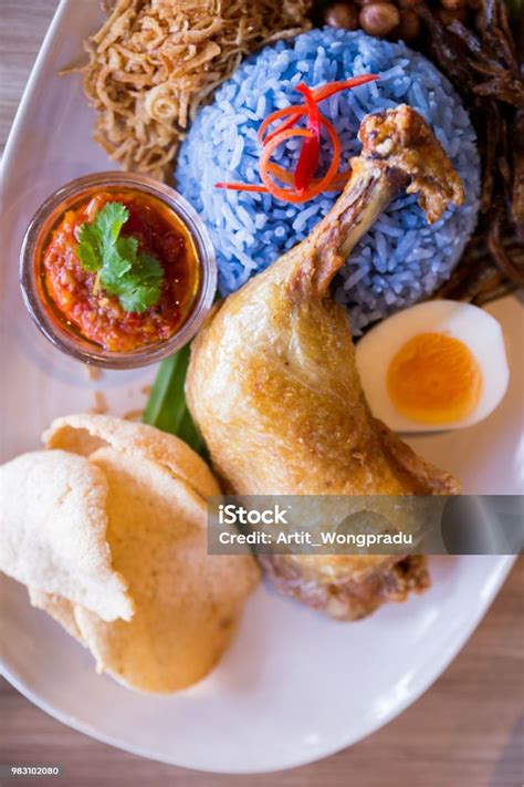 Nasi Lemak는 말레이어 향기로운 쌀 요리 야 자 과즙에서 요리 하 고 나비 완두콩 튀김된 닭고기와 함께 제공 작은 생선 튀김 볶은 땅콩 삶은 계란 Krupuk