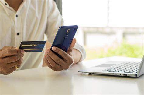 신용 카드를 들고 전화 온라인 쇼핑 전자 상거래 인터넷 뱅킹 개념을 사용하여 돈을 지출하는 소녀 자선기부에 대한 스톡 사진 및 기타 이미지 Istock