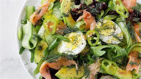 סלט ירוק עם אבוקדו וסלמון מעושן השולחן