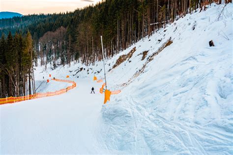 스키 리조트에서 카르파티아의 그림 같은 풍경 스키어를위한 높은 리프트 가파른에 대한 스톡 사진 및 기타 이미지 가파른 건축 겨울 Istock