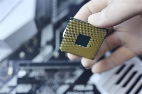 기술자가 cpu 마이크로프로세서를 마더보드 소켓에 연결합니다 워크샵 배경입니다 프리미엄 사진