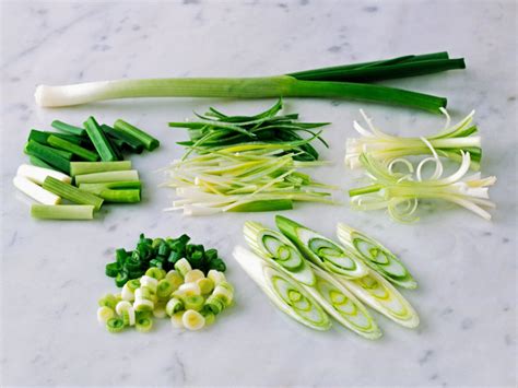 Как резать лук кубиками, полукольцами, соломкой, кольцами, перьями ...