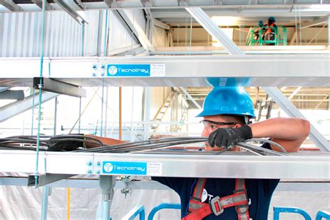 Guía De Usos De Charolas En Sistemas Eléctricos Industriales