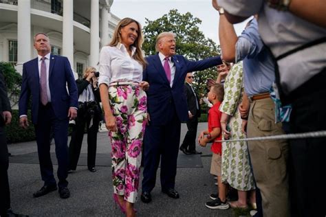 Melania Trump Shfaqet Me Një Pamje Të Guximshme Pantallona Me Lule Dhe