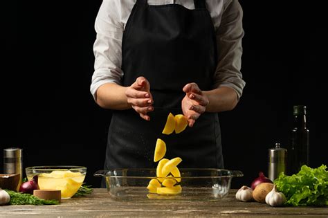 요리사와 야채 구이 준비 합니다 감자 요리에 대 한 검정색 배경 메뉴 컨셉 요리 건강 한 식 생활에 깨끗한에 대한 스톡 사진 및 기타 이미지 Istock