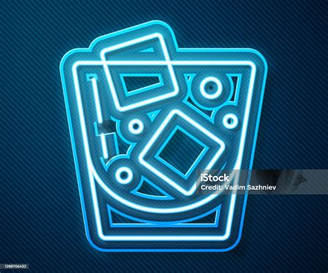 푸른 배경에 고립 된 위스키와 얼음 큐브 아이콘의 빛나는 네온 라인 유리 벡터 각얼음에 대한 스톡 벡터 아트 및 기타 이미지 각얼음 단일 객체 등고선 Istock