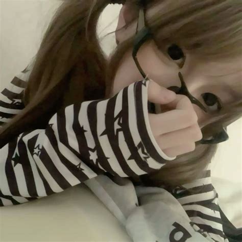 Pin Em Asian Em 2024 Kpop Feminino Melhores Poses Para Fotos Poses