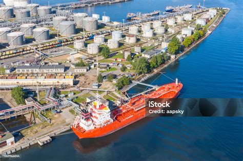 대형 저장 탱크와 공중보기 대형 포트 오일 로딩 터미널 운송 및 배달을 위해 선박 유조선의 펌프 스테이션을 사용하여 바다로 벌크화물을 배달하기위한 철도 인프라 유조선에 대한