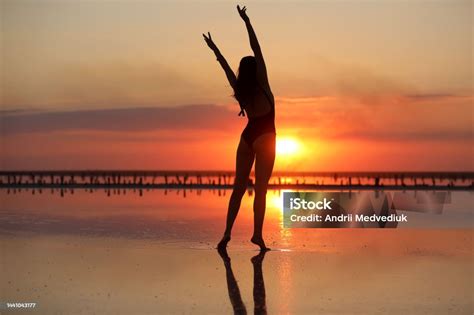 바다에서 일몰에 춤을 추는 수영복을 입은 젊은 슬림 한 여성의 실루엣 여름 휴가 25 29세에 대한 스톡 사진 및 기타 이미지 25 29세 건강한 생활방식 경외감