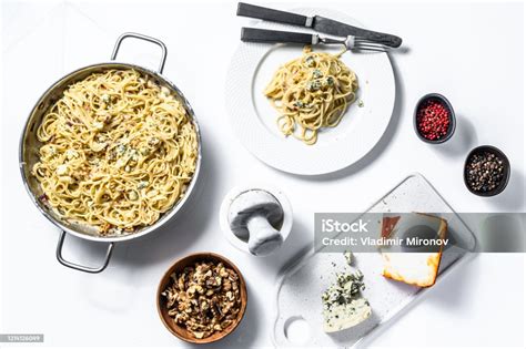 크림 블루 치즈 소스와 호두와 스파게티 페이스트 이탈리안 홈메이드 푸드 맛있는 채식 요리의 개념 흰색 배경입니다 맨 위 보기 건강한 식생활에 대한 스톡 사진 및 기타 이미지