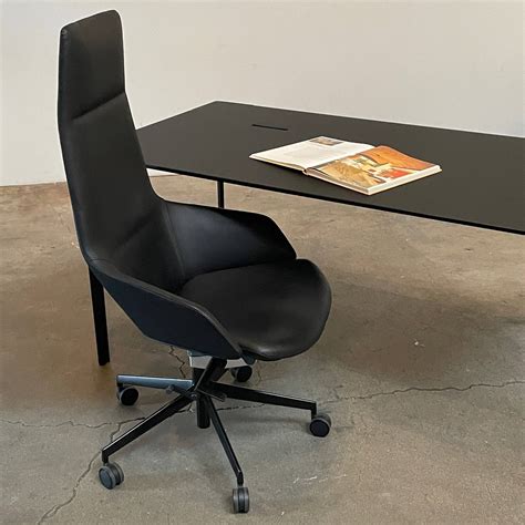 Arper Nuur Office Table Buy The Arper Nuur Office Table For Up To 70 Off Retail At Modern Resale