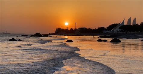 경치 경치가 좋은 고요한 골든 아워 모래 물 밀물과 썰물 바다 바다 경치 바다의 반사 선명한 손을 흔들다 수평선 실루엣 아름다움 야외에서 여름