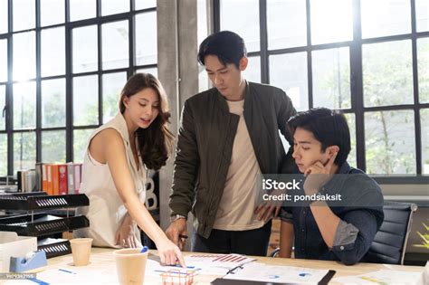 현대 사무실에서 프로젝트 비즈니스에 대한 새로운 아이디어를 위한 비즈니스 인재 크리에이티브 팀 미팅 대학교에 대한 스톡 사진 및