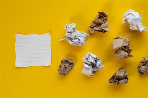 찢어진 종이의 빈 조각은 배경에 고립되어 있고 폐기물은 구겨진 종이 공 창조적 인 과정 배경 0명에 대한 스톡 사진 및 기타 이미지 Istock