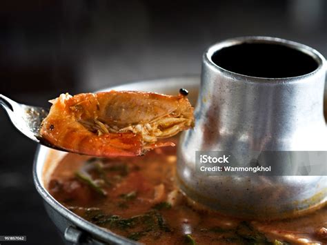 태국 전통 메뉴 호출 톰 얌 쿵 뜨거운 냄비에 새우와 새 콤 하 고 매운 수프 가까이 보기 건강한 식생활에 대한 스톡 사진 및 기타 이미지 Istock