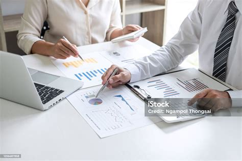 파트너 재무 및 회계 개념과의 비즈니스 만들기 대화 및 비즈니스 전략 기획에 대한 회의 프레젠테이션에 대한 비즈니스 리더 팀 회의 그룹 계약서에 대한 스톡 사진 및 기타