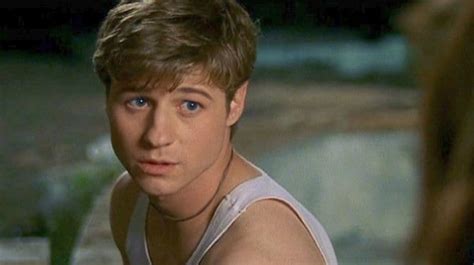 Ben Mckenzie Sta Riguardando The Oc Con La Figlia