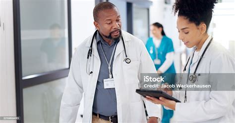 의료 병원의 의사 및 태블릿에 대한 조언 진단 피드백 및 환자 차트에 대한 의견 정보 및 브레인스토밍 치료를 위한 클리닉의 사람 심장학 전문가 및 기술 25 29세에 대한