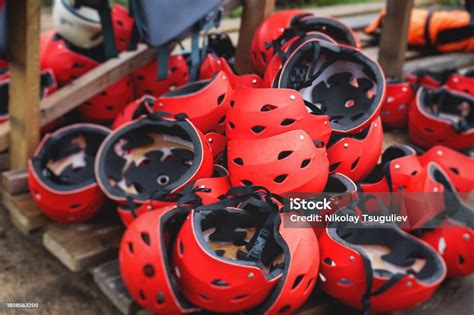 수상 스포츠를 위한 장비 잠수복 패들 빨간 헬멧 및 구명 조끼 래프팅 카약 카누 및 스탠드업 패들 준비 익스트림 수상 스포츠 및 관광 준비 스포츠 헬멧에 대한 스톡 사진 및