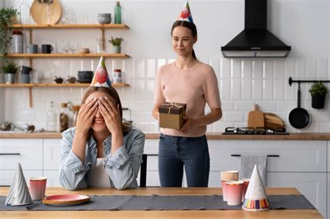 Странная пара празднует день рождения вместе Бесплатно Фото