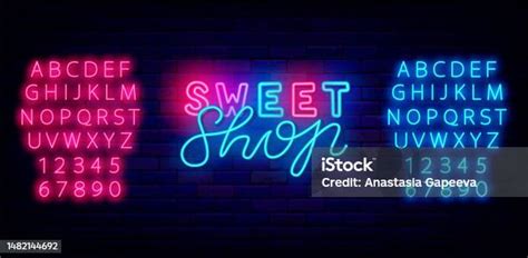 달콤한 가게 네온 라벨 글자 캔디 바 로고 타입 필기 텍스트 빛나는 엠블럼 벡터 스톡 일러스트 개념에 대한 스톡 벡터 아트 및