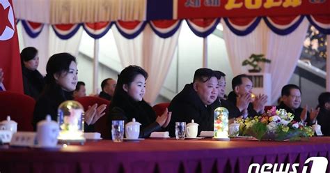 北 김정은 딸 주애 바로 옆에서 신년경축공연 관람