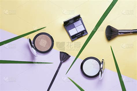 美 装饰性化妆品。化妆笔刷和颜色眼影调色板上的粉色和蓝色的背景，平铺，俯视图，极简主义风格