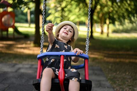 공공 공원의 놀이터에서 그네를 타고 즐거운 시간을 보내는 유아 소녀 행복한 아이는 그네를 즐긴다 그네에 아이 소녀입니다 놀기에 대한 스톡 사진 및 기타 이미지 Istock