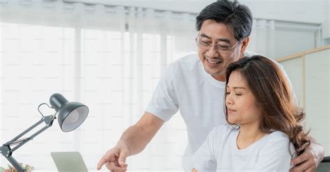 집에서 즐거운 시간을 보내는 행복한 아시아 노부부 노인 은퇴와 건강한 시민 노인 개념 사진 Unsplash의 태국 이미지