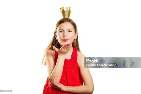 젊은 910 년 오래 된 소녀 빨간 드레스와 골드 왕관 머리 띠 흰색 배경에 고립 입고 키스를 보내는의 스튜디오 샷 귀여운에 대한 스톡 사진 및 기타 이미지 Istock