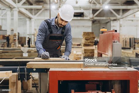 목재 프레임 하우스 공장에서 나무 판자를 측정하는 목수 30 34세에 대한 스톡 사진 및 기타 이미지 30 34세 건설 산업 건축 Istock