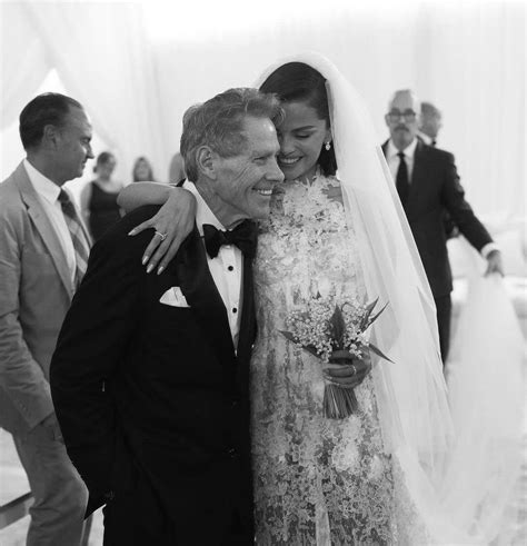 لباس عروس سلنا گومز در جشن عروسی‌اش با بنی بلانکو خانم بازیگر با ۳