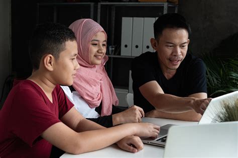 두 아시아 무슬림 십대 남자 여자와 성인 교사 남자 앉아 학교에서 도서관 방에서 노트북을 보고 재미와 행복 교육 개념 학습 및 노하우 개념에 대한 스톡 사진 및 기타 이미지