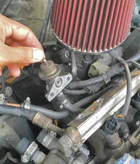 Sustitución De Un Regulador De Presión De Combustible Honda Civic 1999 D16y7 Paso 1 Quitar