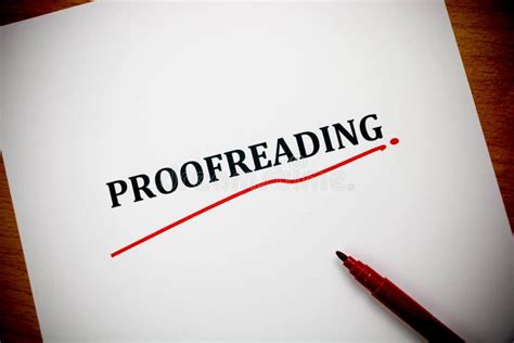 Proofreading слово на белом листе с красной ручкой Стоковое Изображение изображение