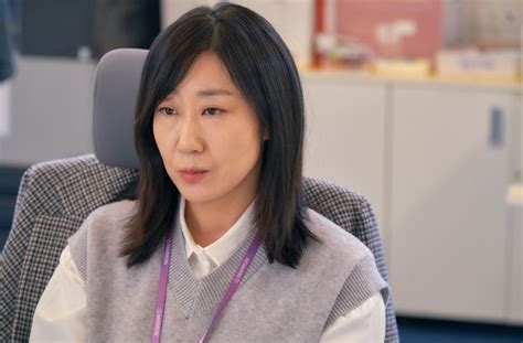 ‘달까지 가자 라미란 자나 깨나 돈 벌 궁리…흙수저 직장인 변신